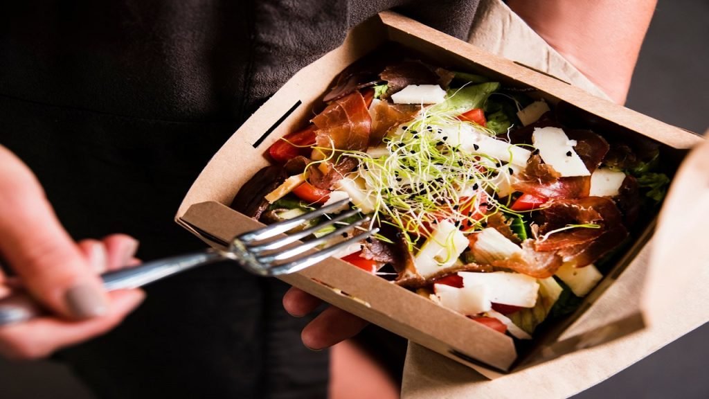 Fresh and Crisp: The Art of Packing the Perfect Salad Box